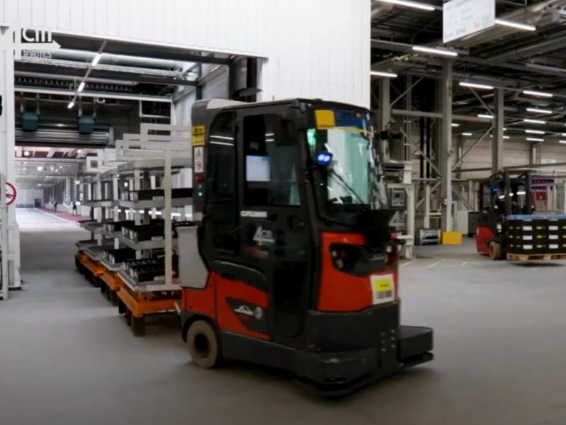 ATi-H - Autonomous Tugger Train Indoor Heavy | 4am Robotics